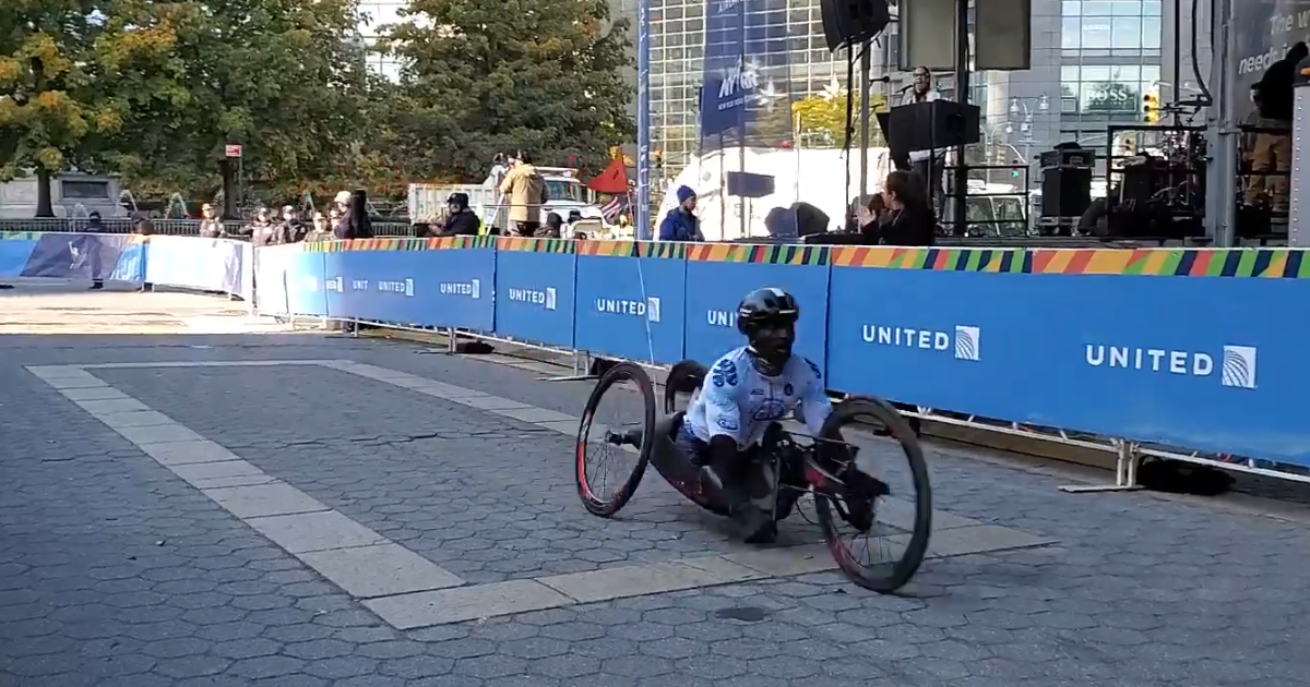 Double Amputee Roderick Sewell Completes NYC Marathon On Handcycle